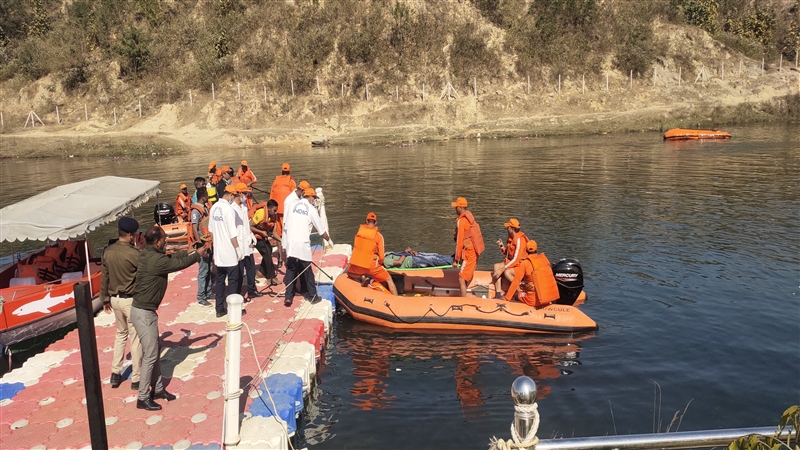 अथाह पानी में डूबते व्यक्ति को बचाने जवानों ने की माक ड्रिल - Jawans ...