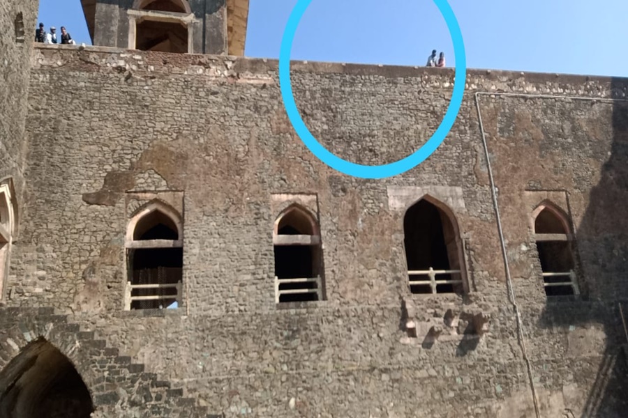 Madhya Pradesh News: सेल्‍फी लेने के प्रयास में मांडू में जहाज महल से ...