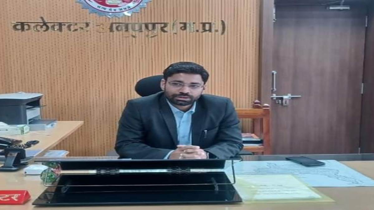 Anuppur News : नवागत 17वें कलेक्टर आशीष वशिष्ठ ने पदभार संभाला - New 17th collector Ashish ...
