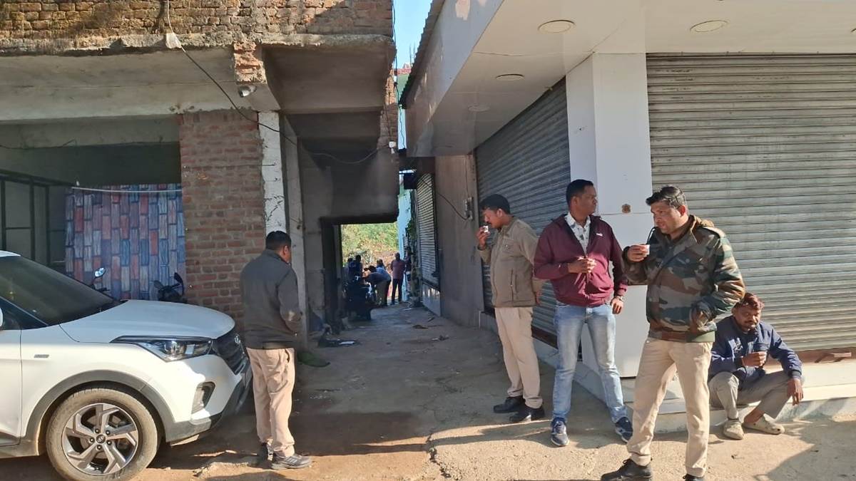 EOW Raid Chhindwara: सिवनी सीएमओ के छिंदवाड़ा स्थित घर पर ईओडब्लू की रेड - EOW Raids Seoni CMOs ...