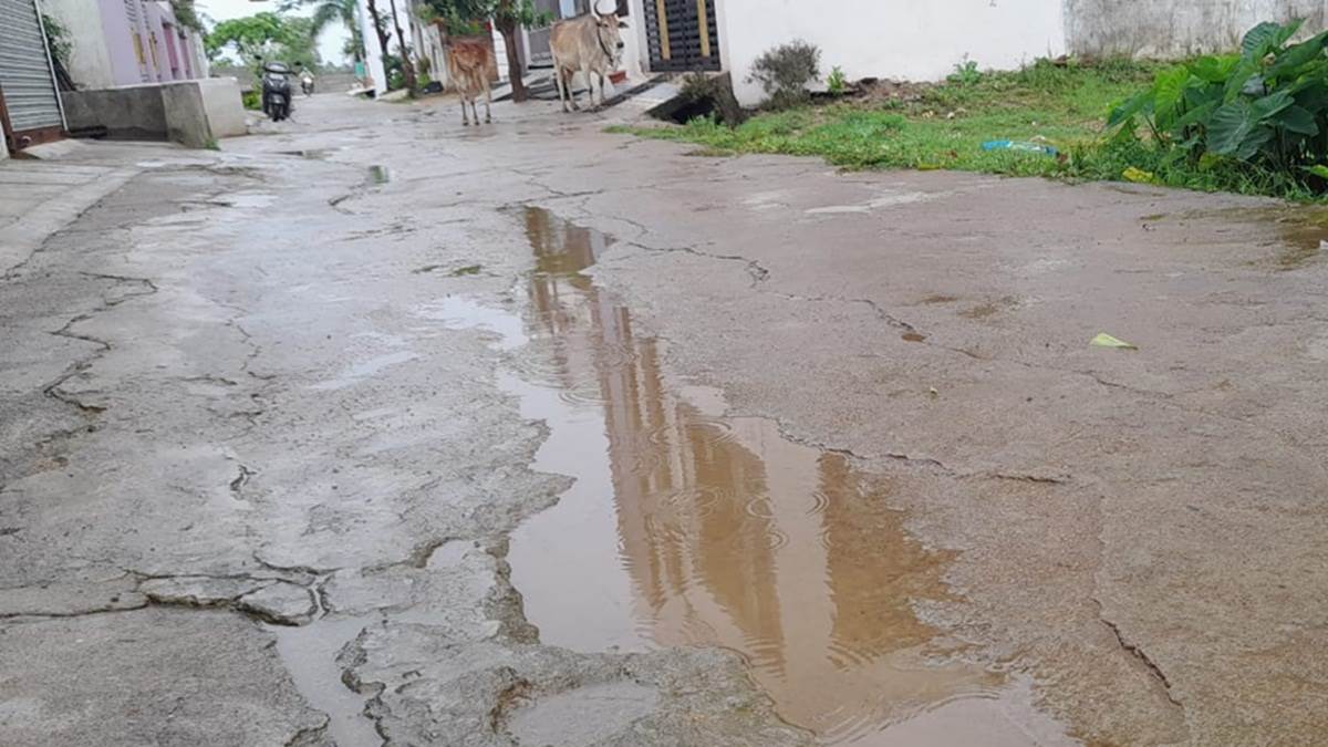 Balaghat Weathe: अप्रैल में वर्षा के दौर से लोग चिंतित, सुबह से बरस रहे ...