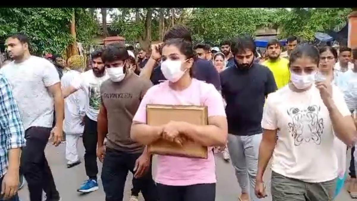 Wrestlers Protest: गंगा में मेडल विसर्जित किए बिना लौटे पहलवान, सरकार ...