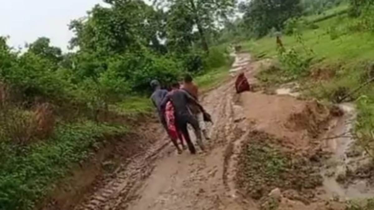 Shahdol News: नहीं मिला शव वाहन, गोद में बेटे का शव लेकर एक किलोमीटर ...