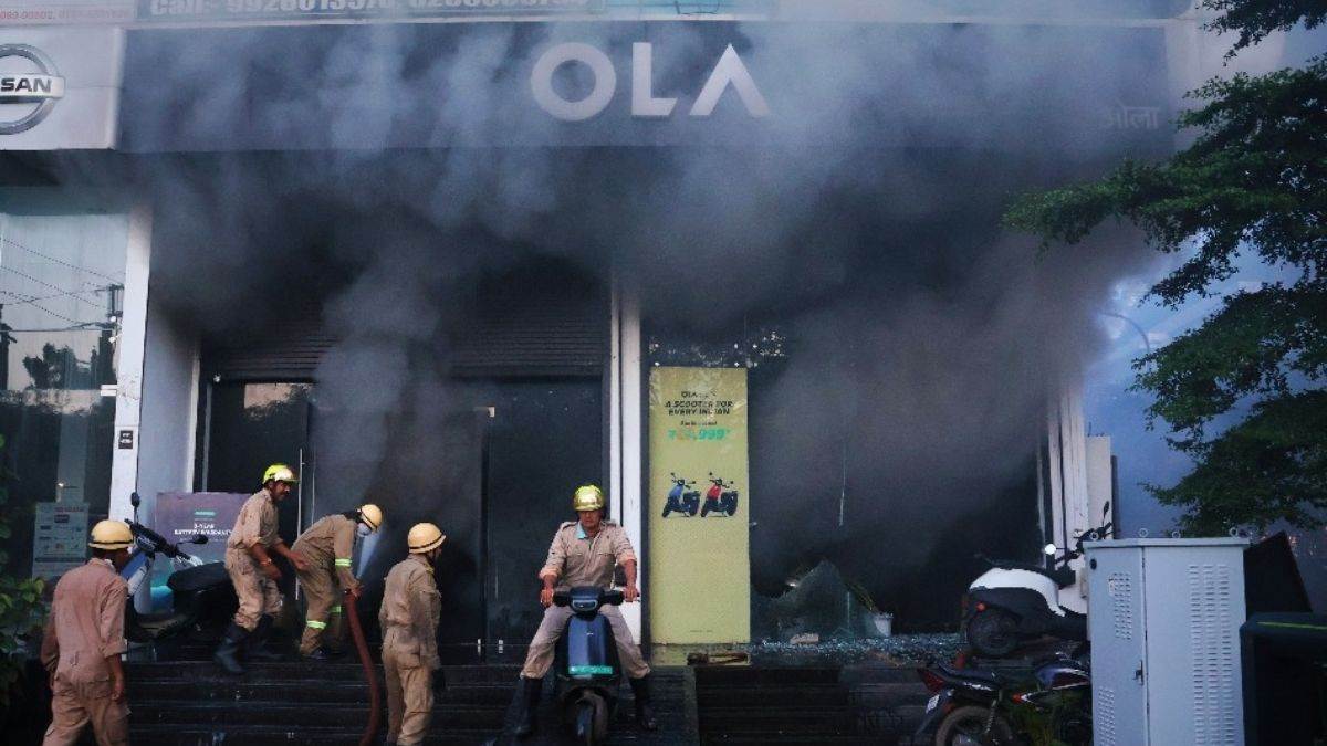 Fire In OLA Showroom: ओला शोरूम में लगी भयानक आग, 20 दोपहिया वाहन जलकर ...
