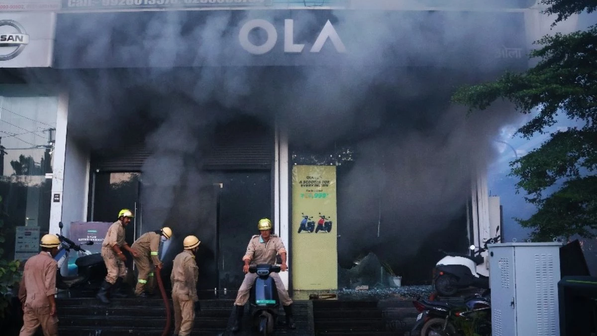 Fire In OLA Showroom: ओला शोरूम में लगी भयानक आग, 20 दोपहिया वाहन जलकर ...