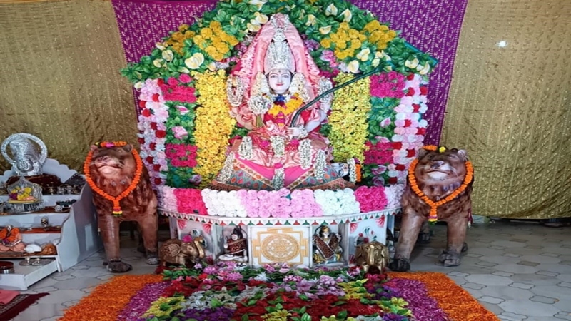 Navratri 2022 : इंदौर में वर्षभर दिन में तीन बार मां परांबा को पहनाते ...