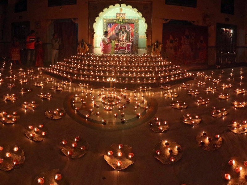 Dev Deepawali Indore: देव दीपावली पर दीपों से सजे देवालय, लगा महाभोग ...