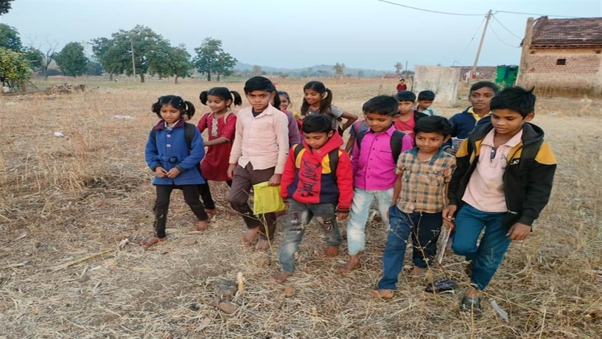 Sehore News: आधा सत्र बीता, पर सरकारी स्कूल के बच्चों को न गणवेश मिली न ...