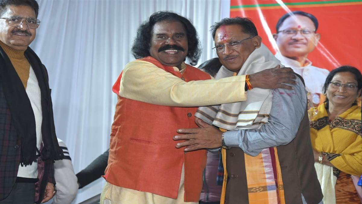 Jashpur News:नंदकुमार साय ने मुख्यमंत्री विष्णुदेव साय को लगाया गले ...