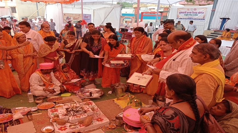 Korba News: दिव्यांग वोटलाल का हाथ थामकर समाज के लिए प्रेरणा बनी यशोदा ...