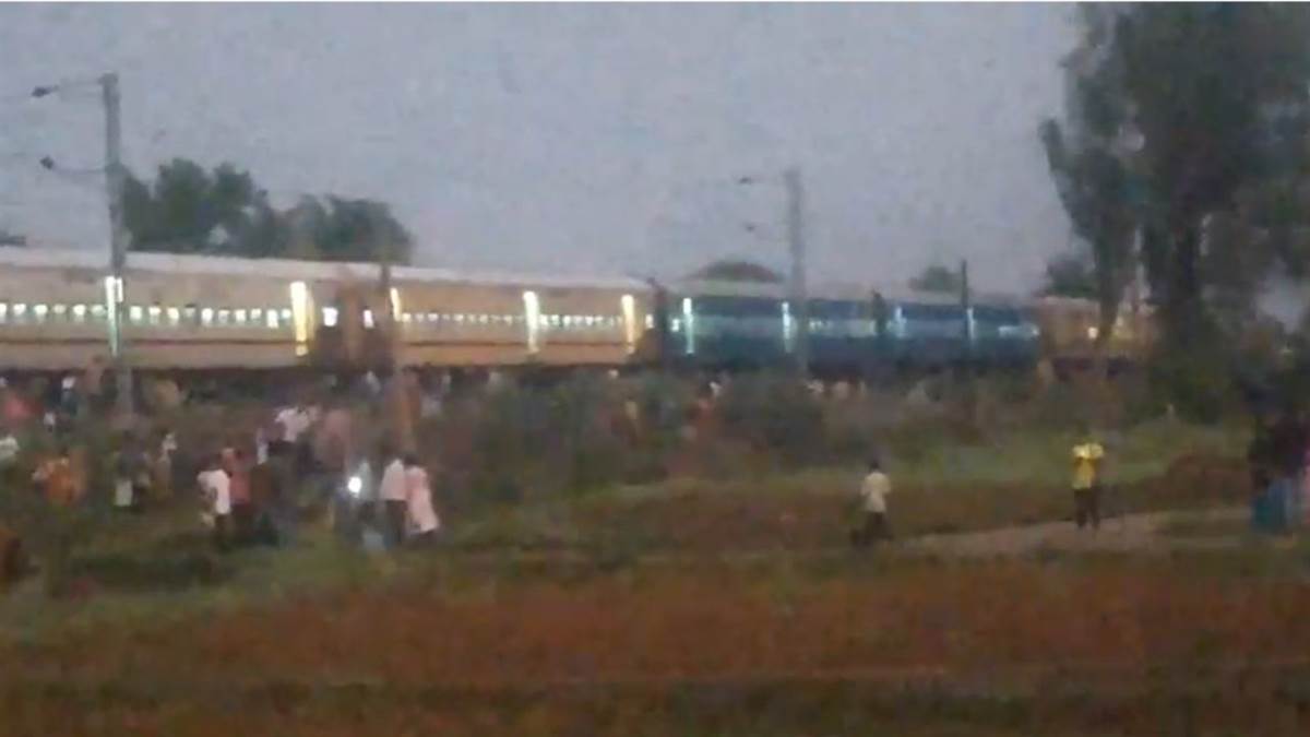 रेलवे लाइन की इलेक्ट्रिक लाइन में स्पार्किंग, छिंदवाड़ा नैनपुर पैसेंजर ...