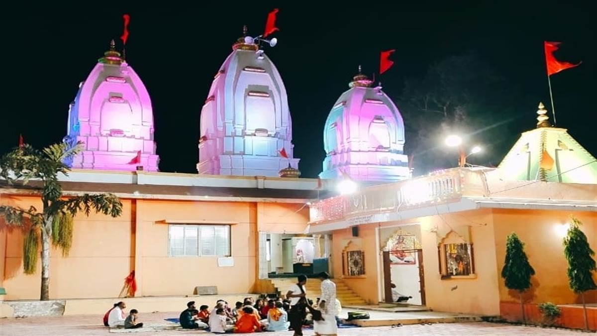 इंदौर में सात दिनी शिव महापुराण कथा महोत्सव के लिए रोशनी से जगमगाया ...