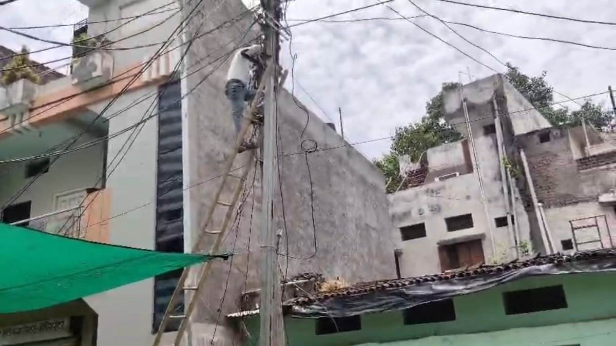 बड़वानी में घर के बाहर लगे बिजली के खंभे में उतरा करंट, चपेट में आए ...
