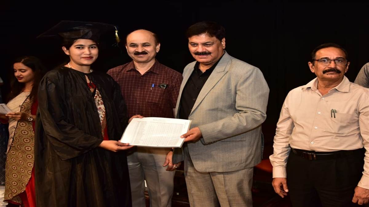 DAVV Indore : अर्थशास्त्र अध्ययनशाला में पासिंग आउट समारोह ...