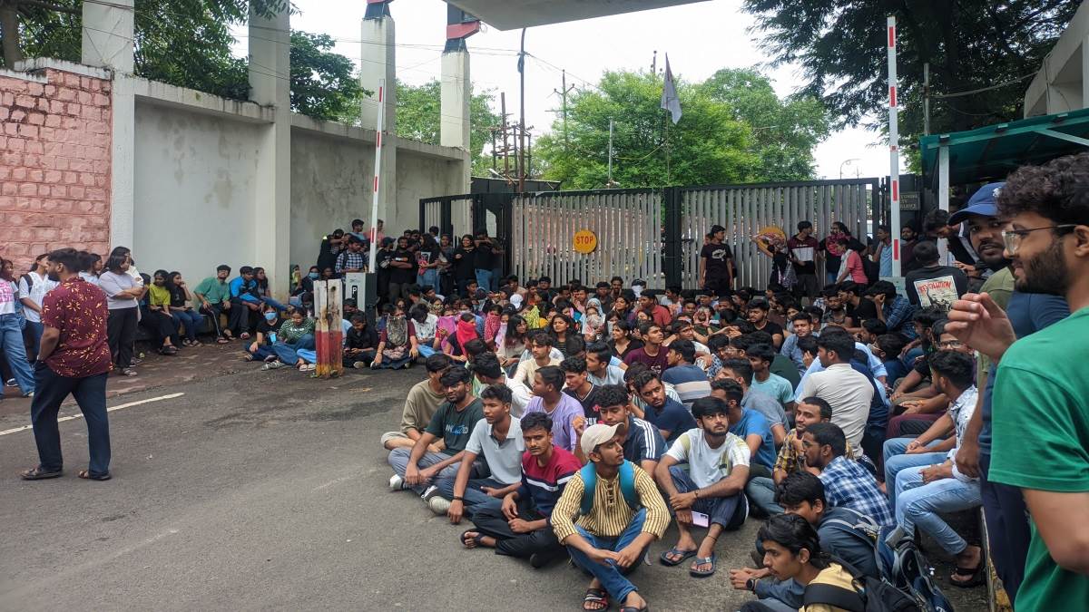 MANIT में लगातार तीसरे दिन छात्रों का प्रदर्शन, बाइक से एंट्री पुन ...