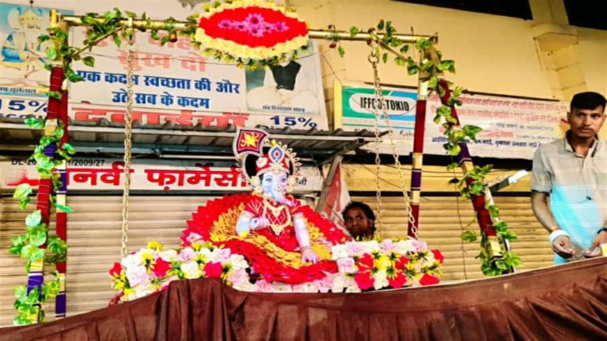 Ganeshotsav: बैरागढ़ में गणेशोत्सव की धूम, पंडालों तक पहुंचने लगी गणेश ...