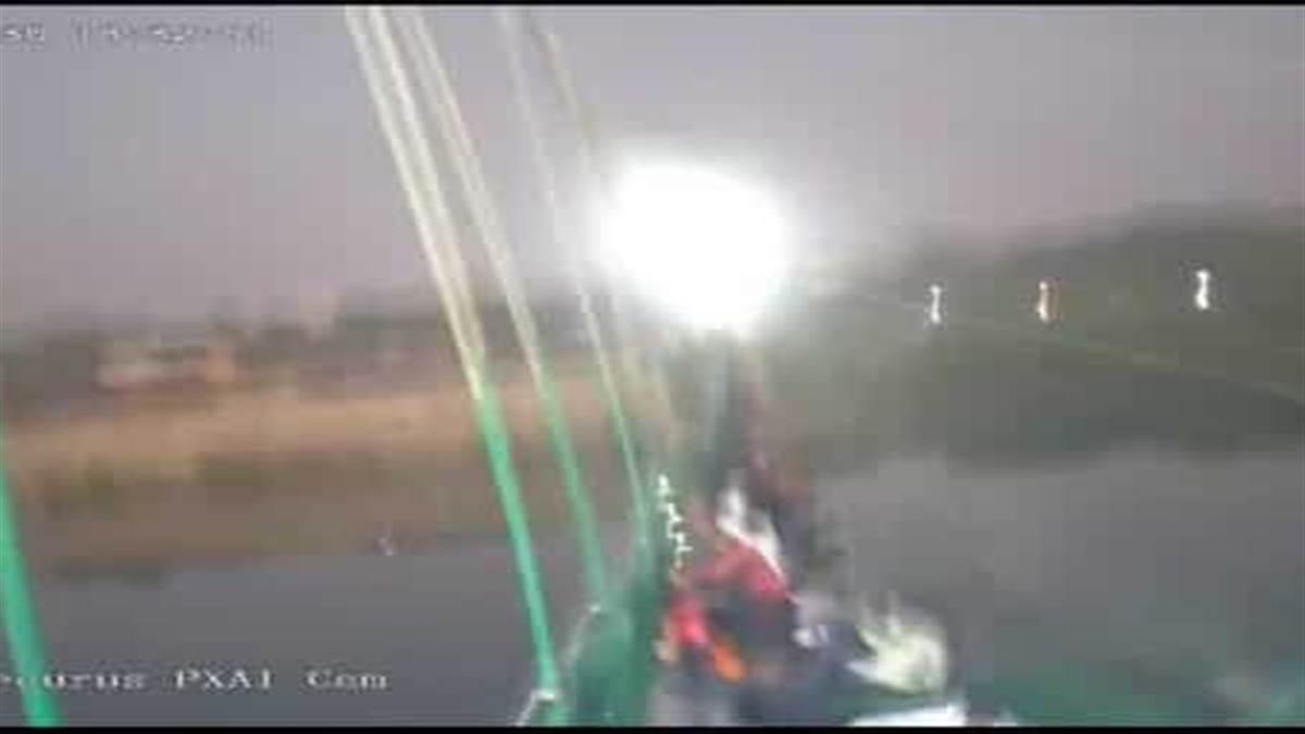 Gujarat Bridge Collapse Live: मोरबी हादसे का CCTV फुटेज सामने आया ...