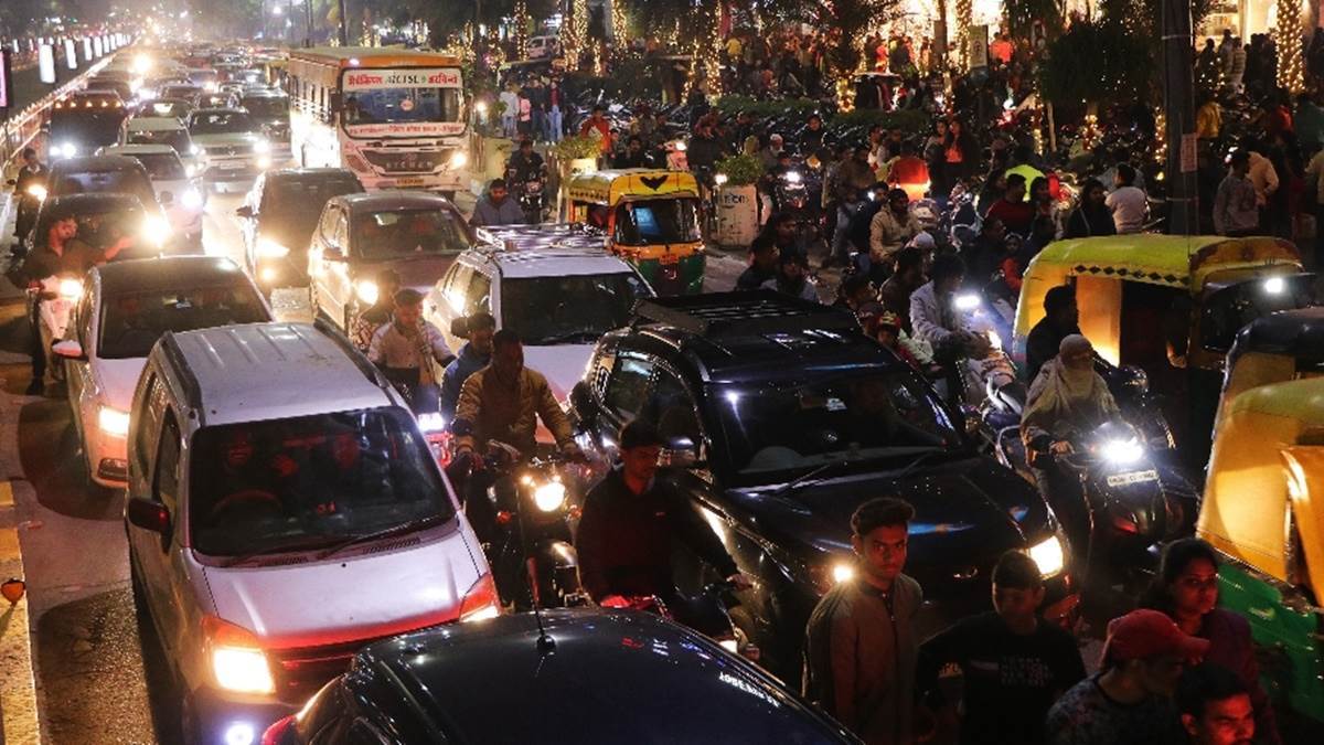 Indore News: इंदौर बायपास पर फिनिक्स माल अब रात आठ बजे होगा बंद ...