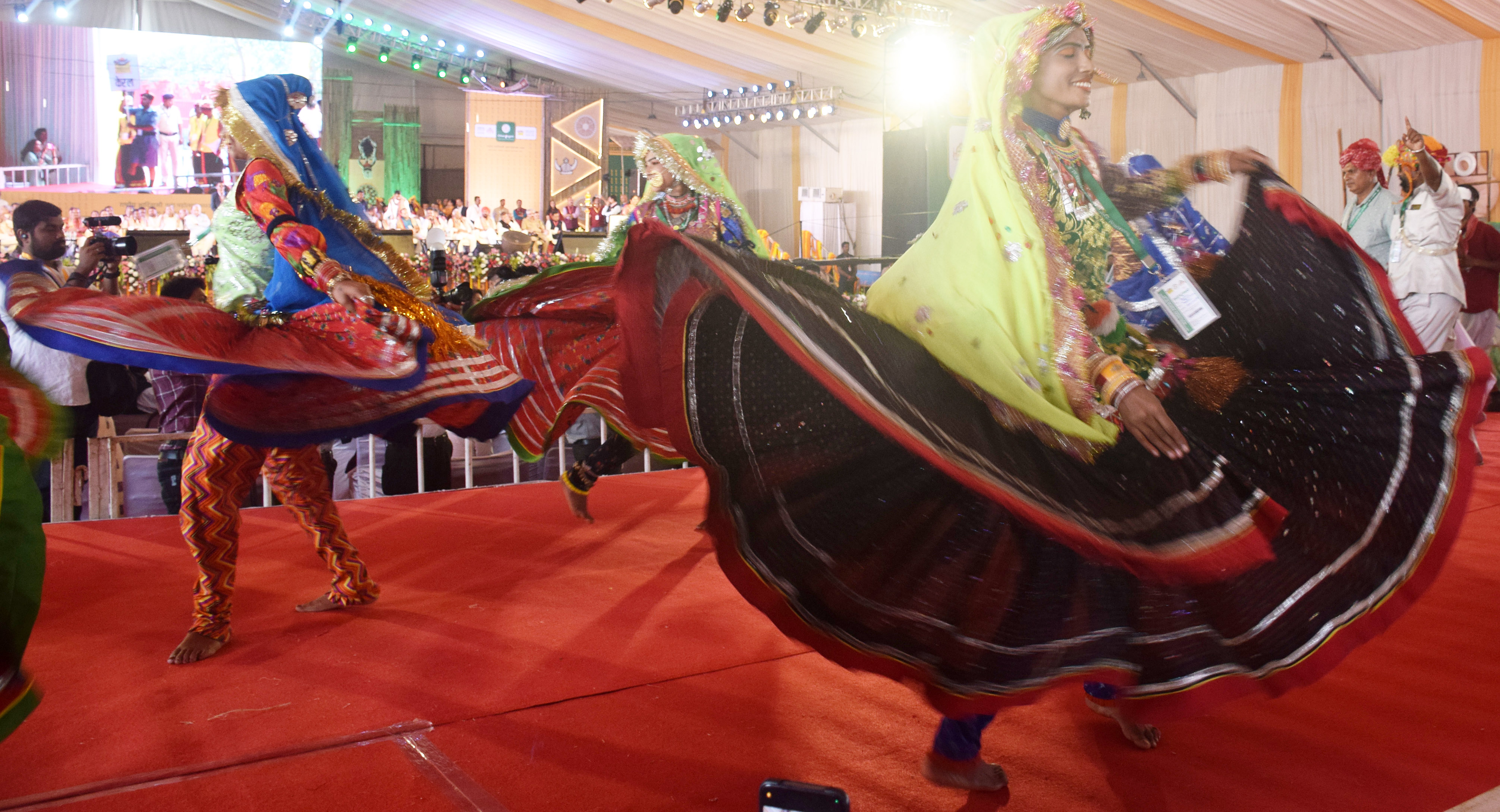 देशी-विदेशी आदिवासियों का नृत्य देखकर लोग रिझे, सीएम को पहनाया गया गौर ...