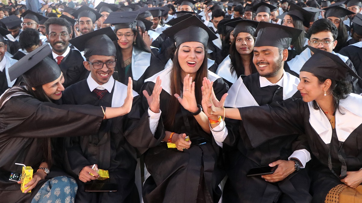 आइआइएम इंदौर का दीक्षा समारोह - हाथ में डिग्री, दिल में दुनिया जीतने का ...