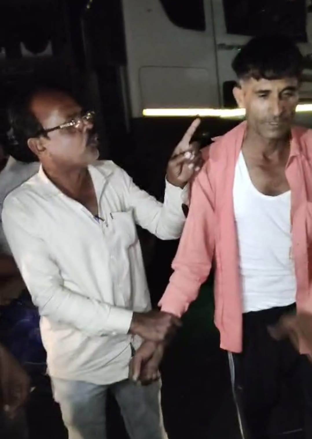 Ratlam News: नामली के भदवासा फंटे पर बस और ट्रक के बीच फंसा बाइक सवार ...