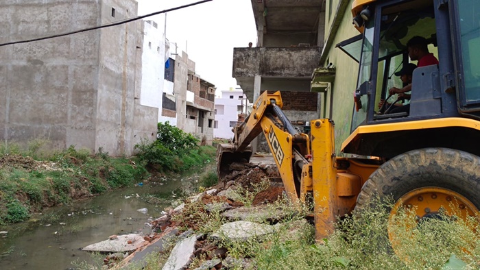 Balaghat News: जेसीबी का पंजा हुआ नाकाम तो पोकलेन मशीन के पंजे ने तोड़े ...