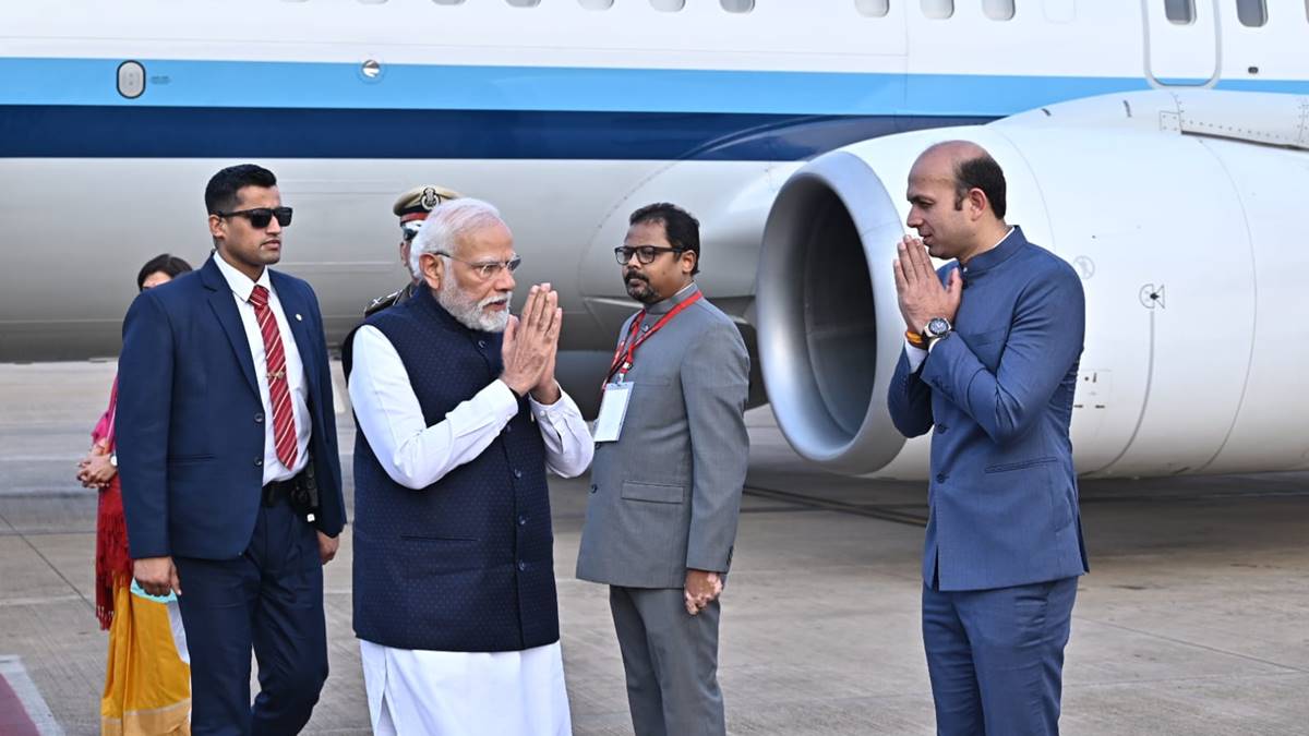 CM Oath Ceremony Live: शपथ लेने के बाद दोनों उपमुख्यमंत्रियों के साथ ...