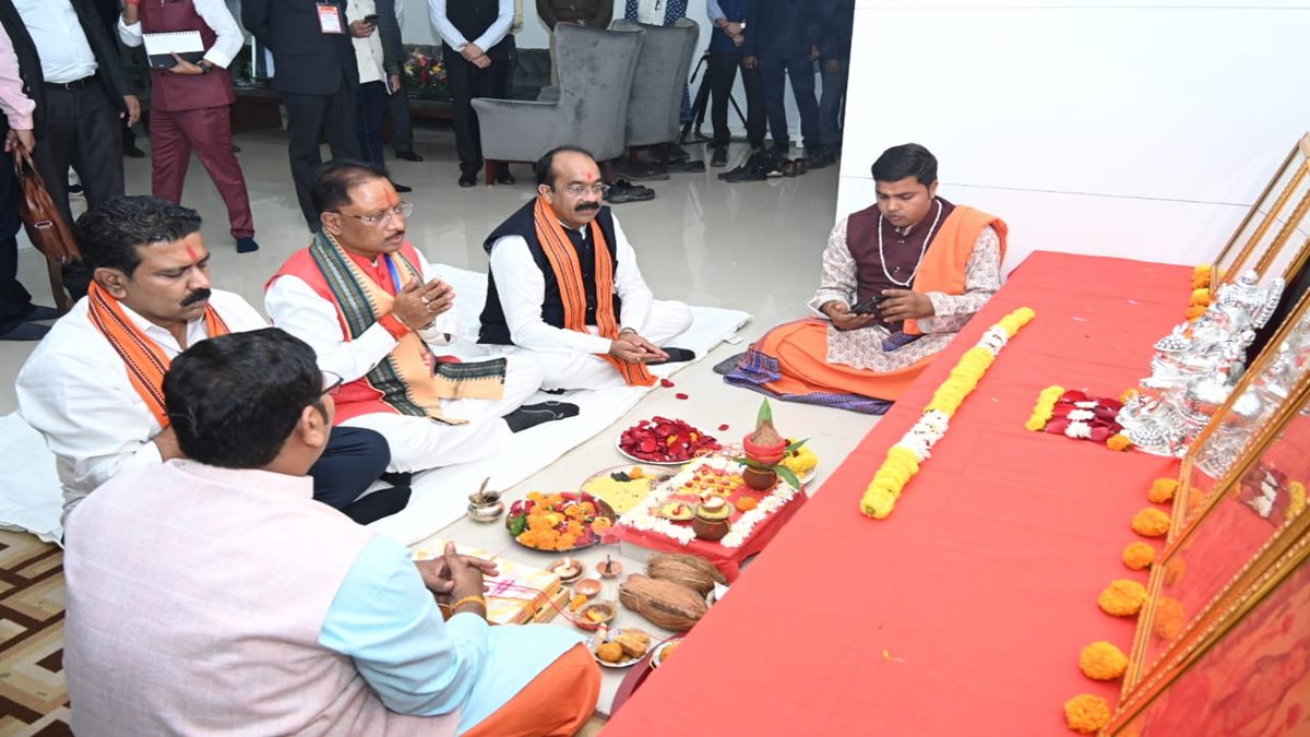 CM Oath Ceremony Live: शपथ लेने के बाद दोनों उपमुख्यमंत्रियों के साथ ...