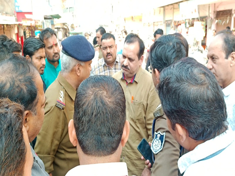 Loot in Dabra MP: डबरा में व्यापारी से दिनदहाड़े तमंचा दिखाकर 35 लाख की ...