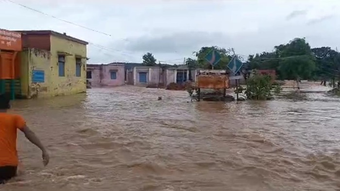 Flood in Damoh: दमोह में बने बाढ़ के हालात, बचाव दल की नौका बीच नदी में ...