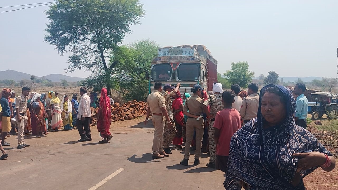 Dindori News : खाली बर्तन रखकर डिंडोरी मार्ग में ग्रामीणों ने लगाया जाम ...