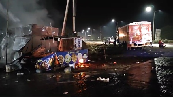 देवास में दुकान में लगी आग, बम की तरह फटे वहां रखे सिलेंडर... पास खड़ा ...