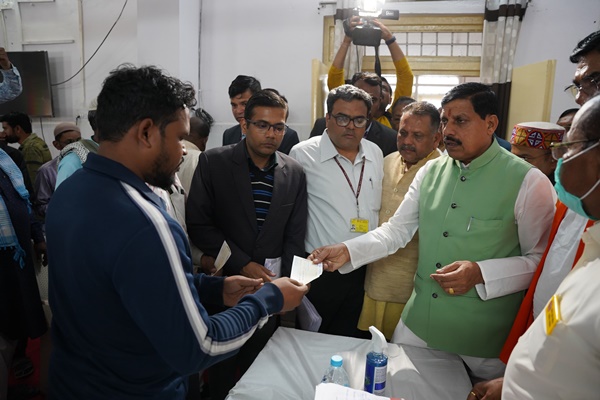 Harda Blast Update: पटाखा फैक्ट्री के आसपास तबाही का मंजर रोंगटे खड़ा ...