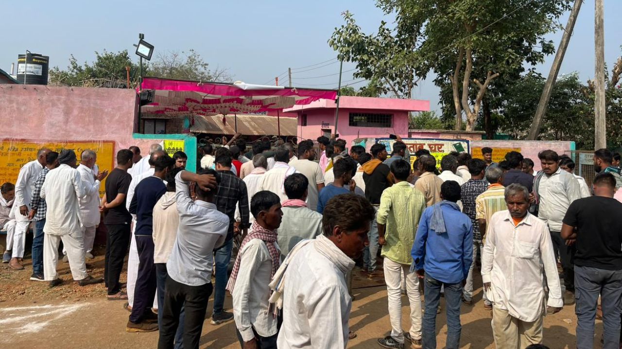 MP Election Voting 2023: हरदा के धनगांव में करंट लगने से एक मतदाता की ...