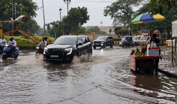 Heavy Rain in Indore: इंदौर में सुबह जमकर बरसे बादल, आज भी झमाझम बारिश ...