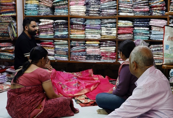 Indore Cloth Market: संकरी गलियां, मुश्किलें हजार, मैं हूं इंदौर का ...