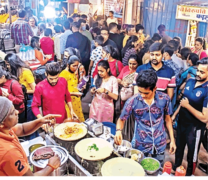 77th Anniversary of Naidunia: सारी दुनिया एक तरफ, इंदौर का खानपान एक ...