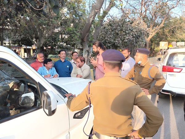 Indore Ring Road: इंदौर में रिंग रोड पर अवैध ट्रेवल्स ऑफिस और सड़क पर ...