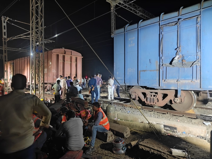 Katni Train Accident: छह घंटे की मेहनत के बाद मालगाड़ी की चारों डिब्बे ...
