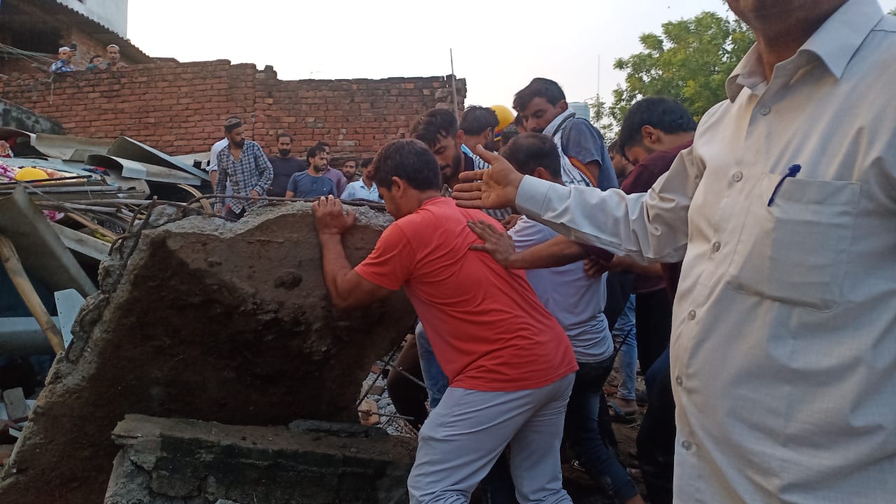 Meerut House Collapse: मेरठ में 35 साल पुराना तीन मंजिला घर गिरा, 9 ...