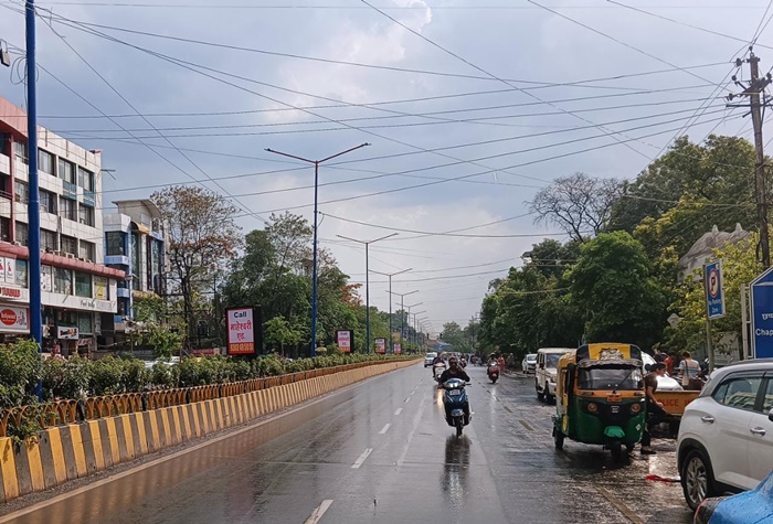 Indore Weather Update: इंदौर के कई इलाकों में गरज-चमक के साथ हुई बारिश