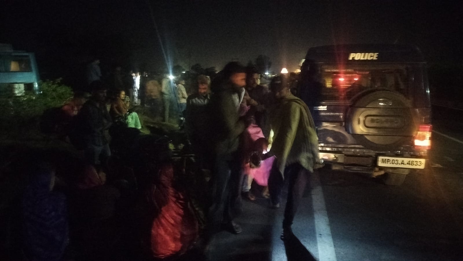 Ratlam Bus Accident: रतलाम के पास हाईवे पर टायर फटने से बस पलटी, दस घायल