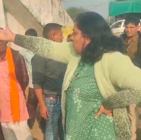 MP News: सोनकच्छ तहसीलदार हटाई गईं, किसानों से बोली थीं-अंडे से निकले ...