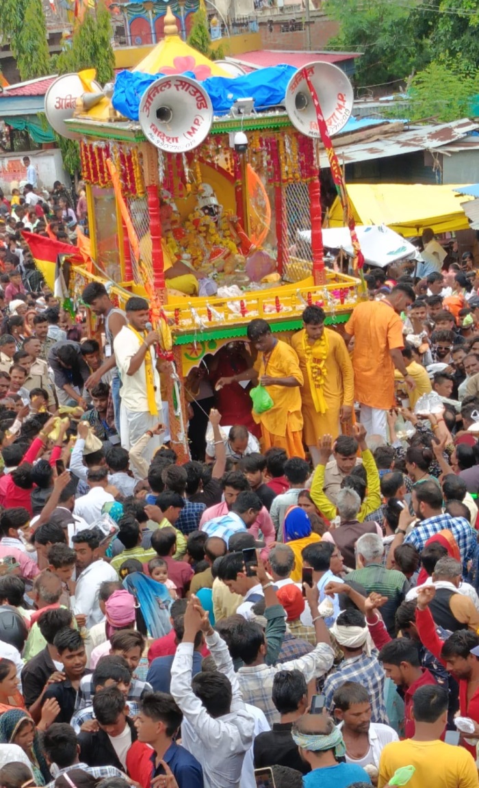 Rath yatra in Vidisha: भव्य रथ पर सवार होकर निकले प्रभु जगन्नाथ, उमड़े ...