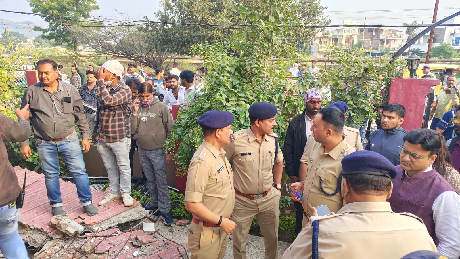 ट्रेन गुजरने से मकान में हुआ कंपन, छज्जा गिरने से सेवानिवृत्त डीएसपी की ...