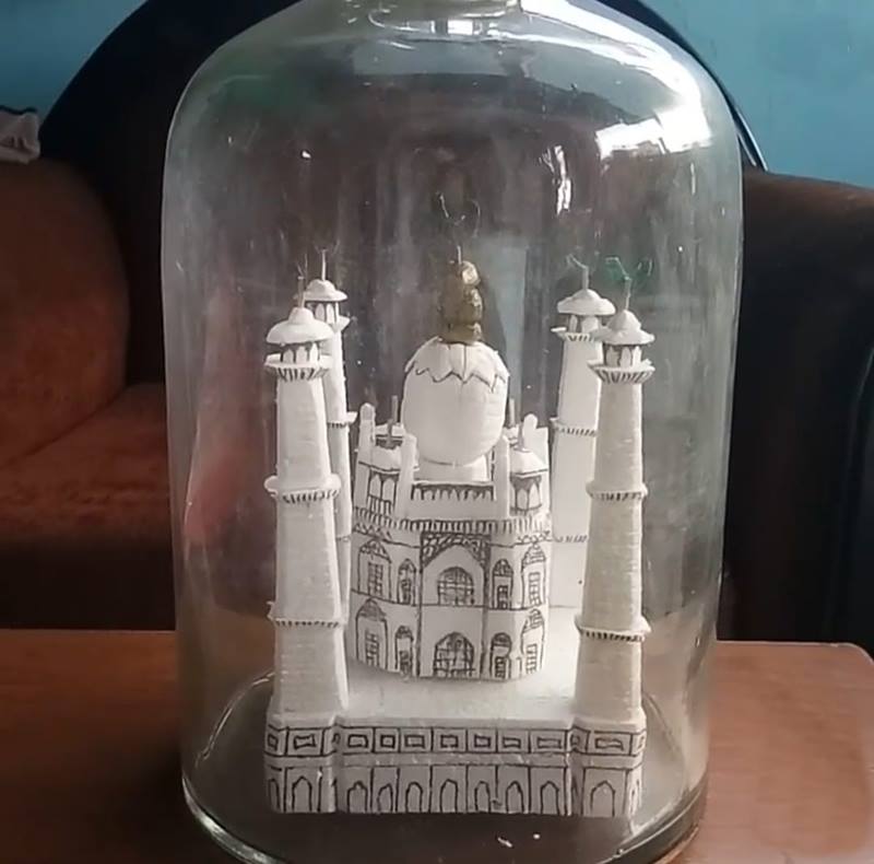 Indore News: इंदौर का कलाकार गढ़ रहा बंद बोतल में कला का सुंदर खजाना ...