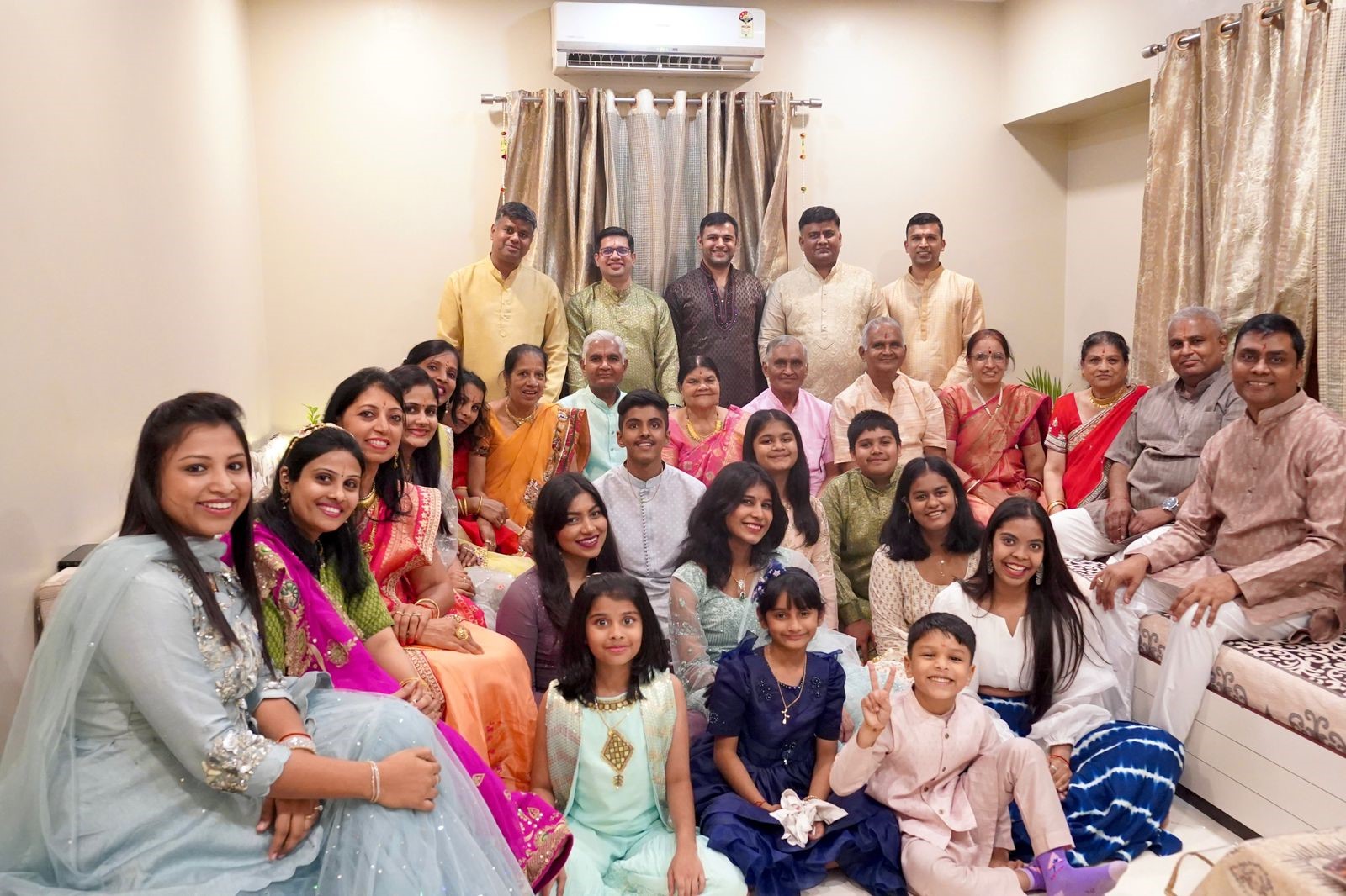 World Family Day 2023: एक छत के नीचे मुस्कुरा रहीं पीढ़ियों की विरासत