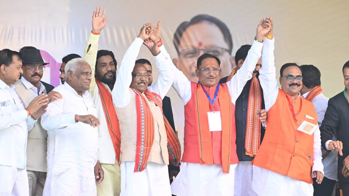 CM Oath Ceremony Live: शपथ लेने के बाद दोनों उपमुख्यमंत्रियों के साथ ...