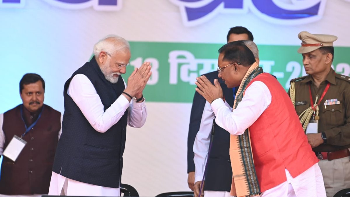 CM Oath Ceremony Live: शपथ लेने के बाद दोनों उपमुख्यमंत्रियों के साथ ...