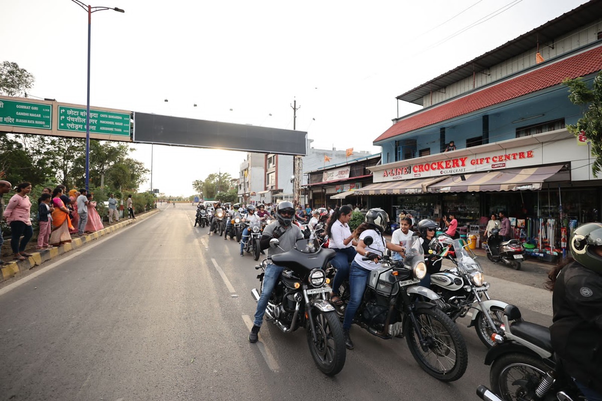 Indore News मुख्यमंत्री की गाड़ी के आगे बाइक चलाते लड़कियाें ने की